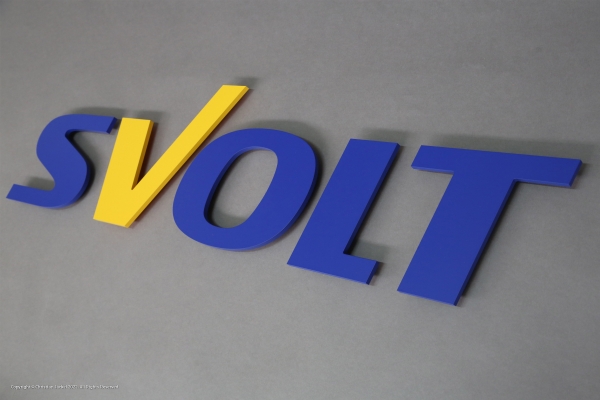 3D Buchstaben und Logos aus lackiertem Acrylglas