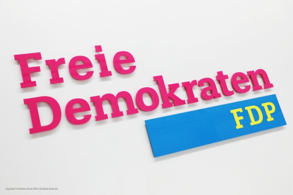 3D Buchstaben und Logos aus durchgefärbtem Acrylglas