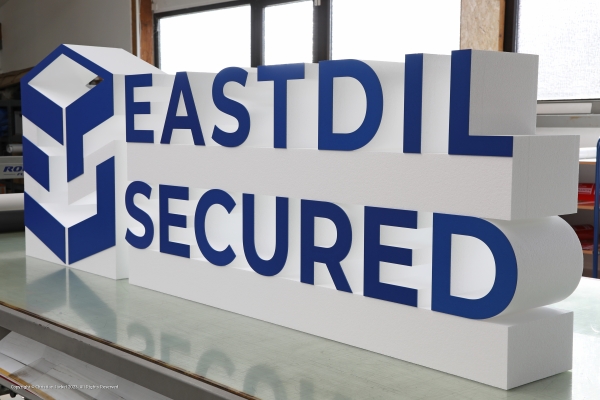 Stehende Buchstaben aus EPS (Styropor)