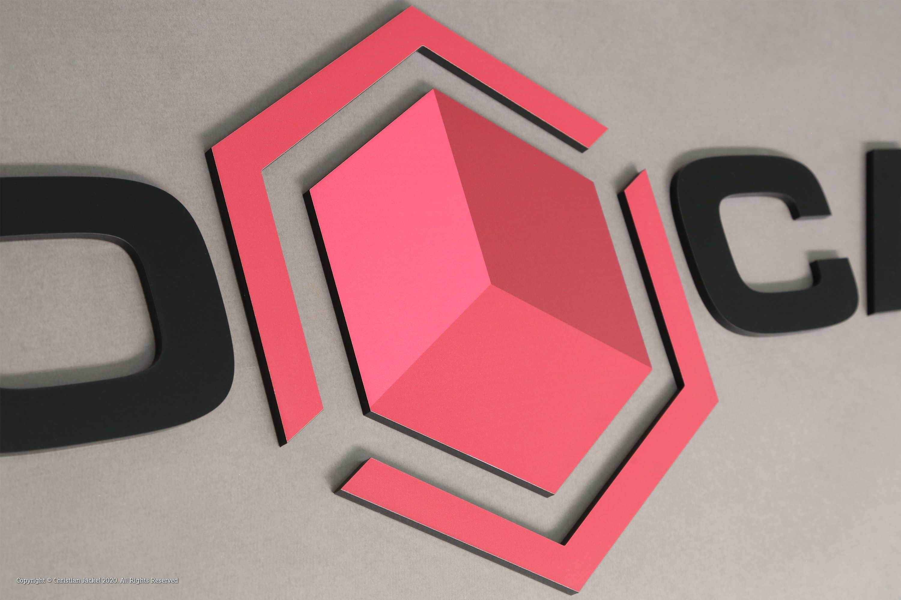 3D Buchstaben und Logos aus durchgefärbtem Acrylglas